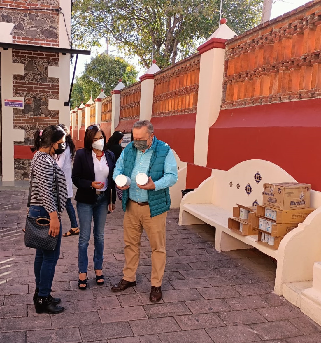 Donación de latas de leche por Fundación de Beneficencia Privada "Cáritas de Puebla".
